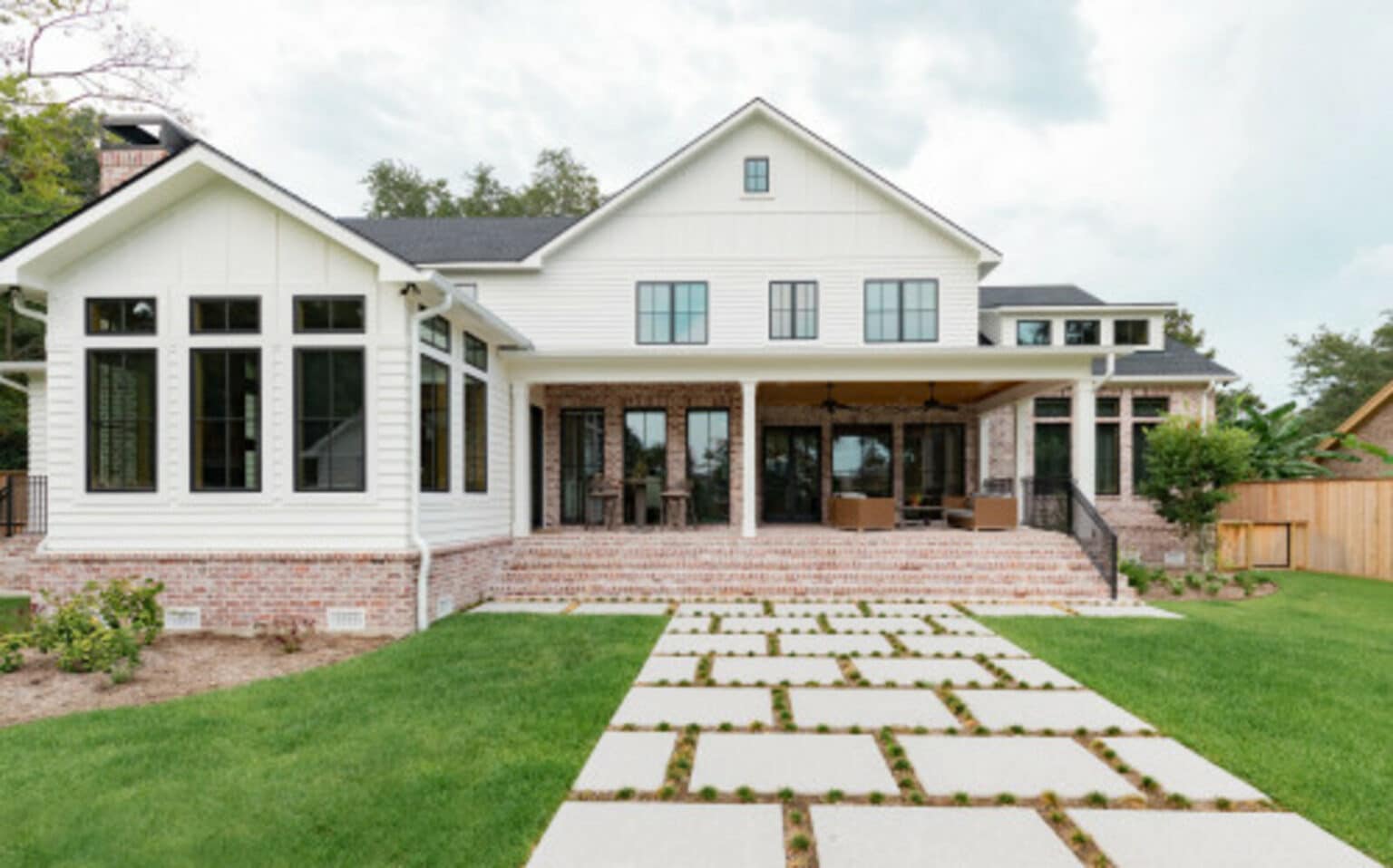 27 Authentic Modern Farmhouse Exterior for A Charming Home Makeover